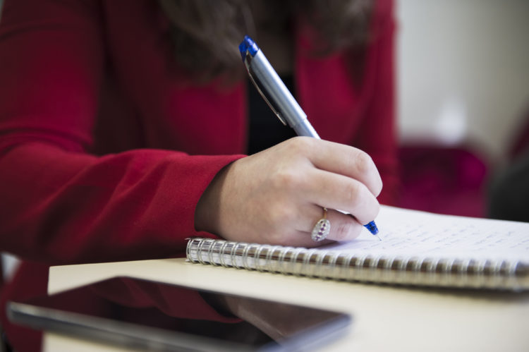 Taking notes by hand is better for your memory than using a keyboard ...