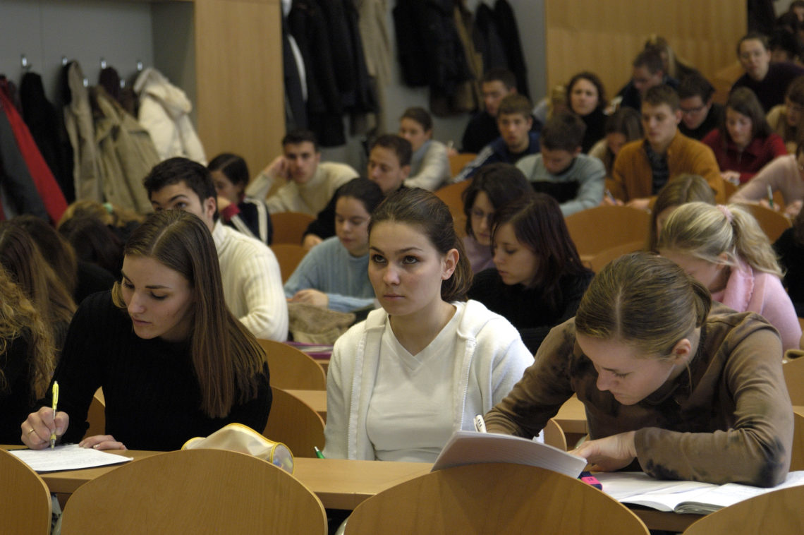 Taking notes by hand is better for your memory than using a keyboard ...