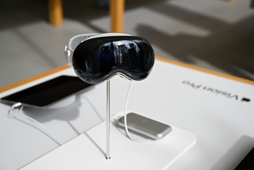 Customer orders coffee wearing Apple Vision Pro in terrifying glimpse ...