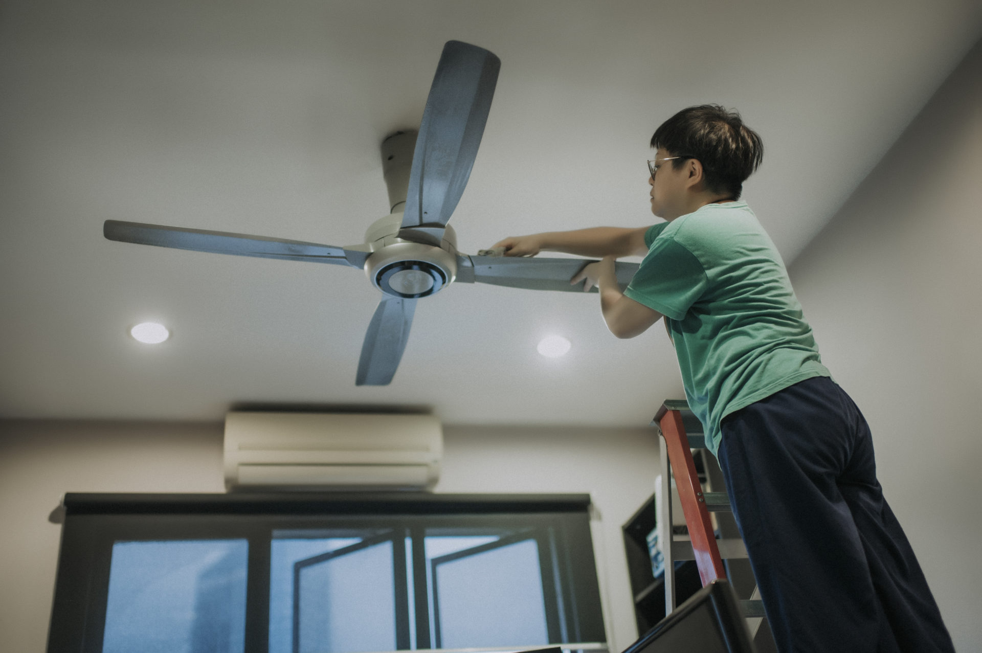 I cleaned my ceiling fan using the ‘pillowcase hack’ and I'm never ...