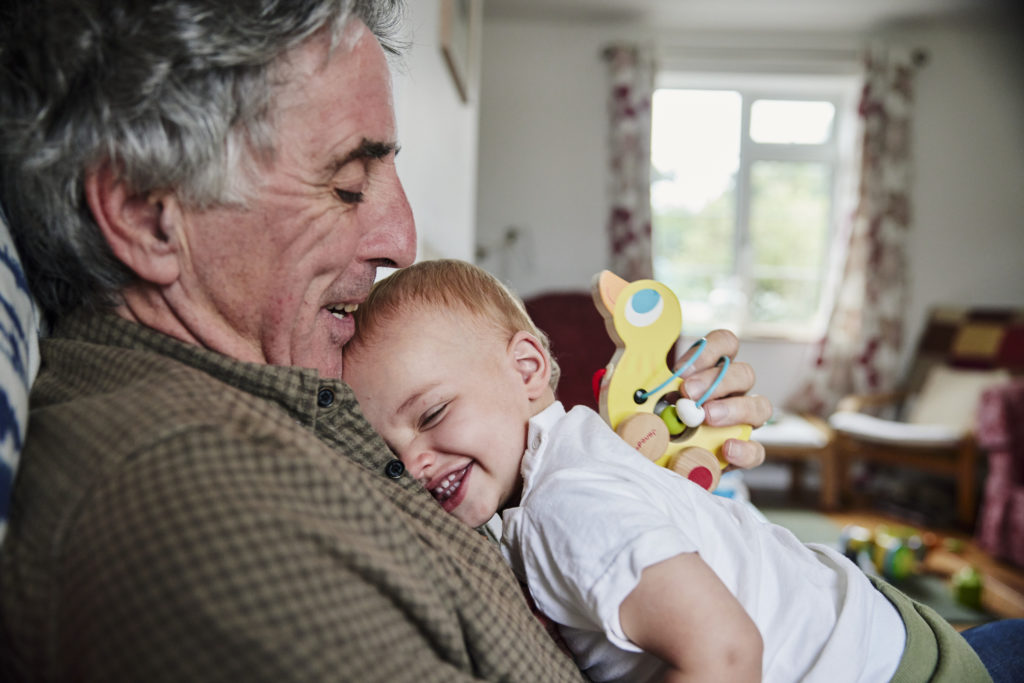 Mom captures adorable moment child wakes up her grandpa, leaving ...