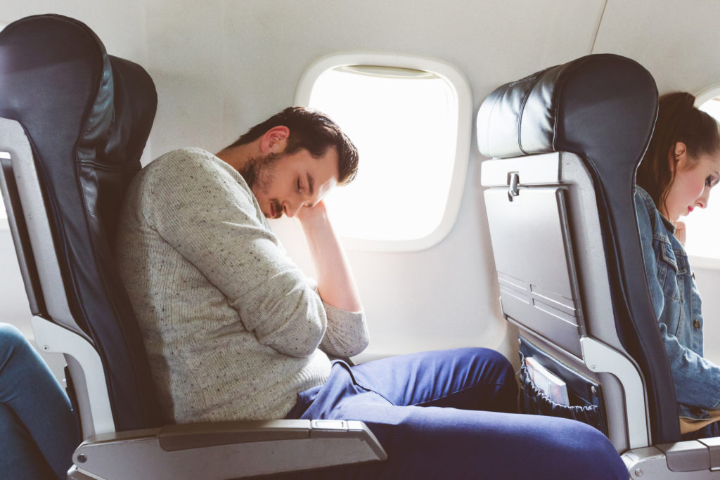 Sleep expert's 3 tips to beat jet lag, from not 'panic packing' to ...