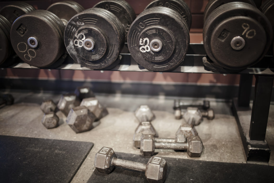 Expert explains the benefits of heavy vs light weights for your gym workout